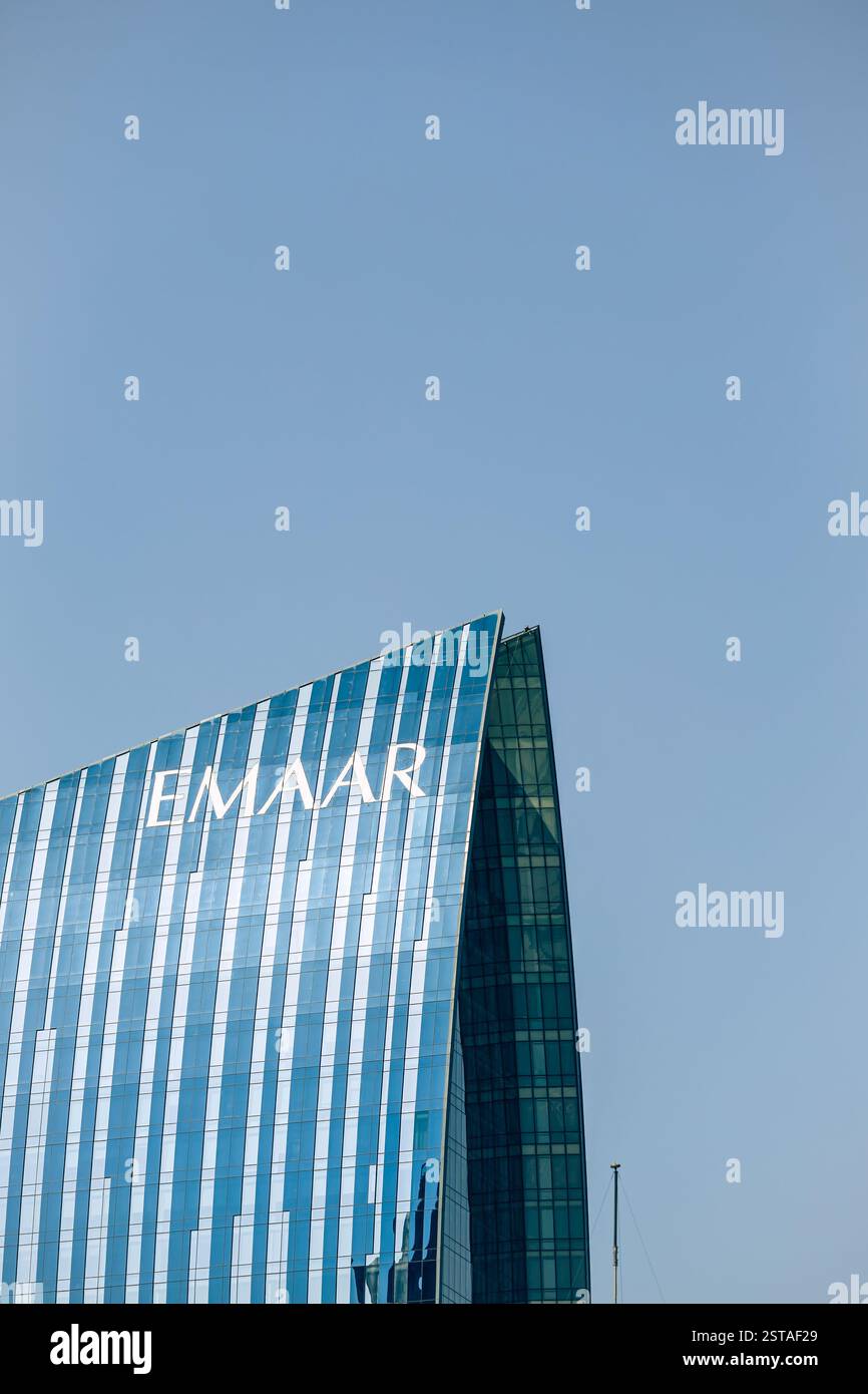 Emaar Properties logo on glass building. Dubai, UAE - 1 NOV 2023 Stock ...