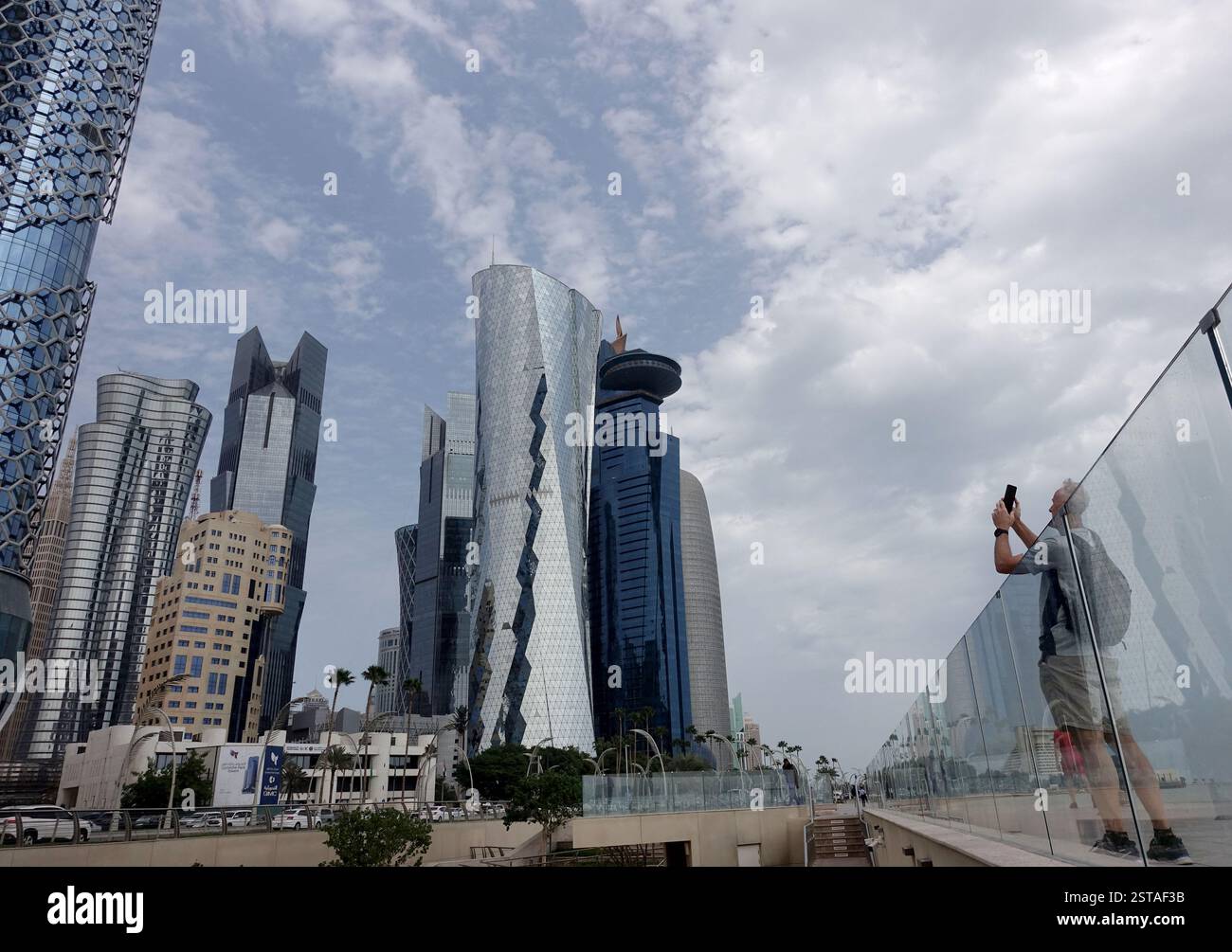 Doha skyline qatar picture hi-res stock photography and images - Alamy