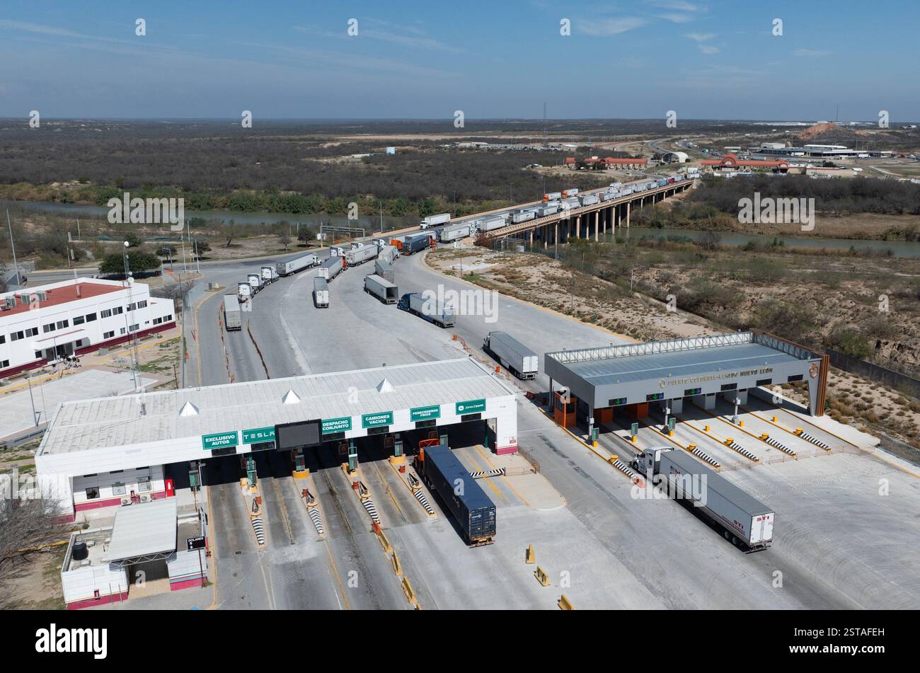 Colombia solidarity bridge laredo hi-res stock photography and images ...