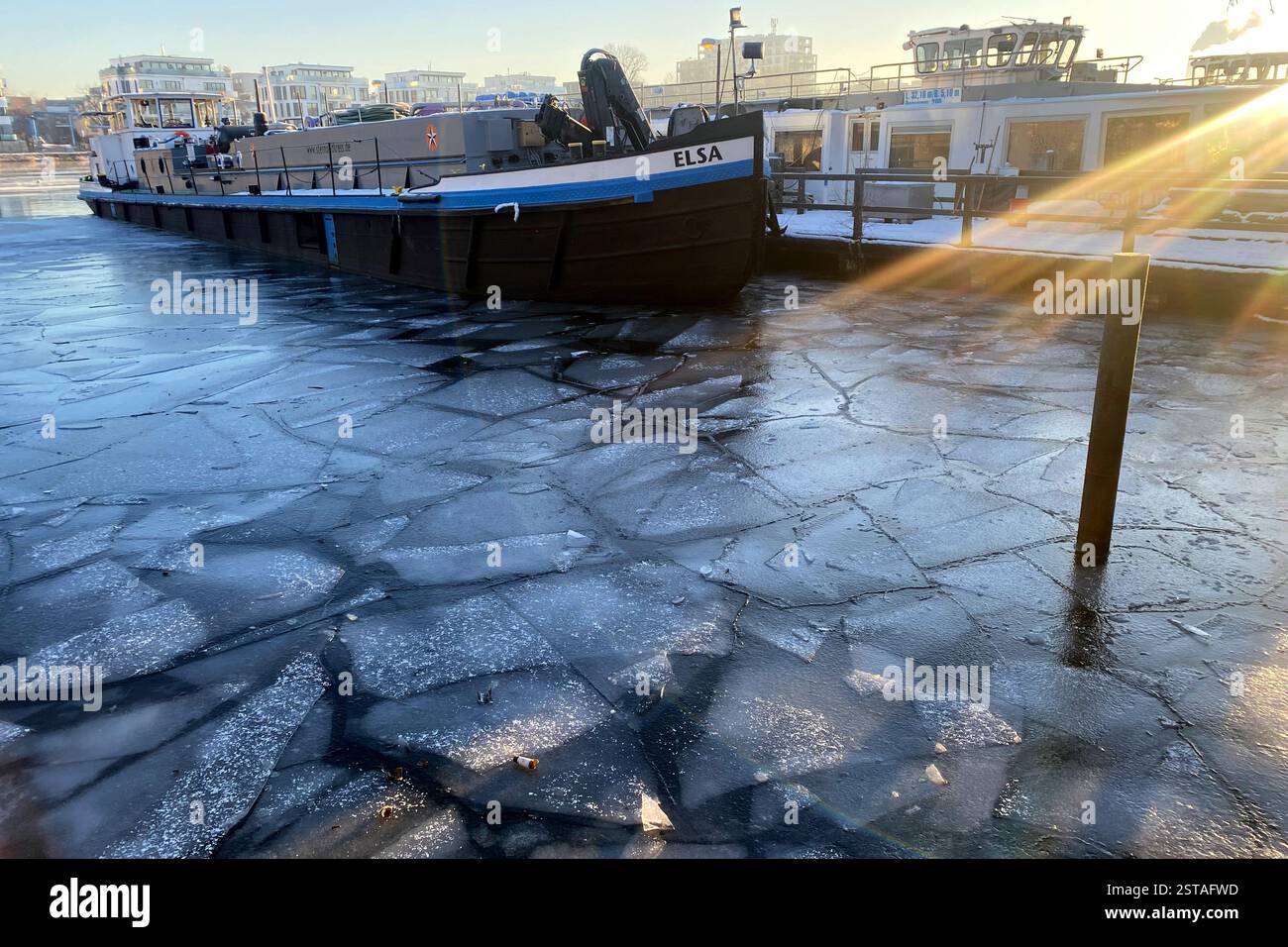 Berlin, Germany. 18th Feb, 2025. Brittle ice on the Spree at Treptower ...