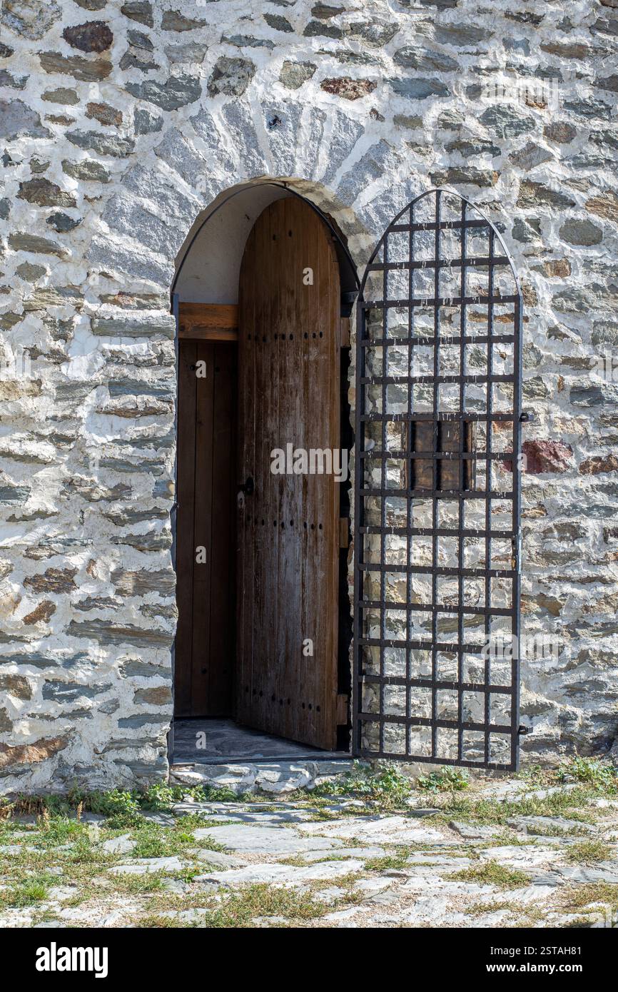 Wooden gate entrance to a medieval stone fortress Stock Photo - Alamy