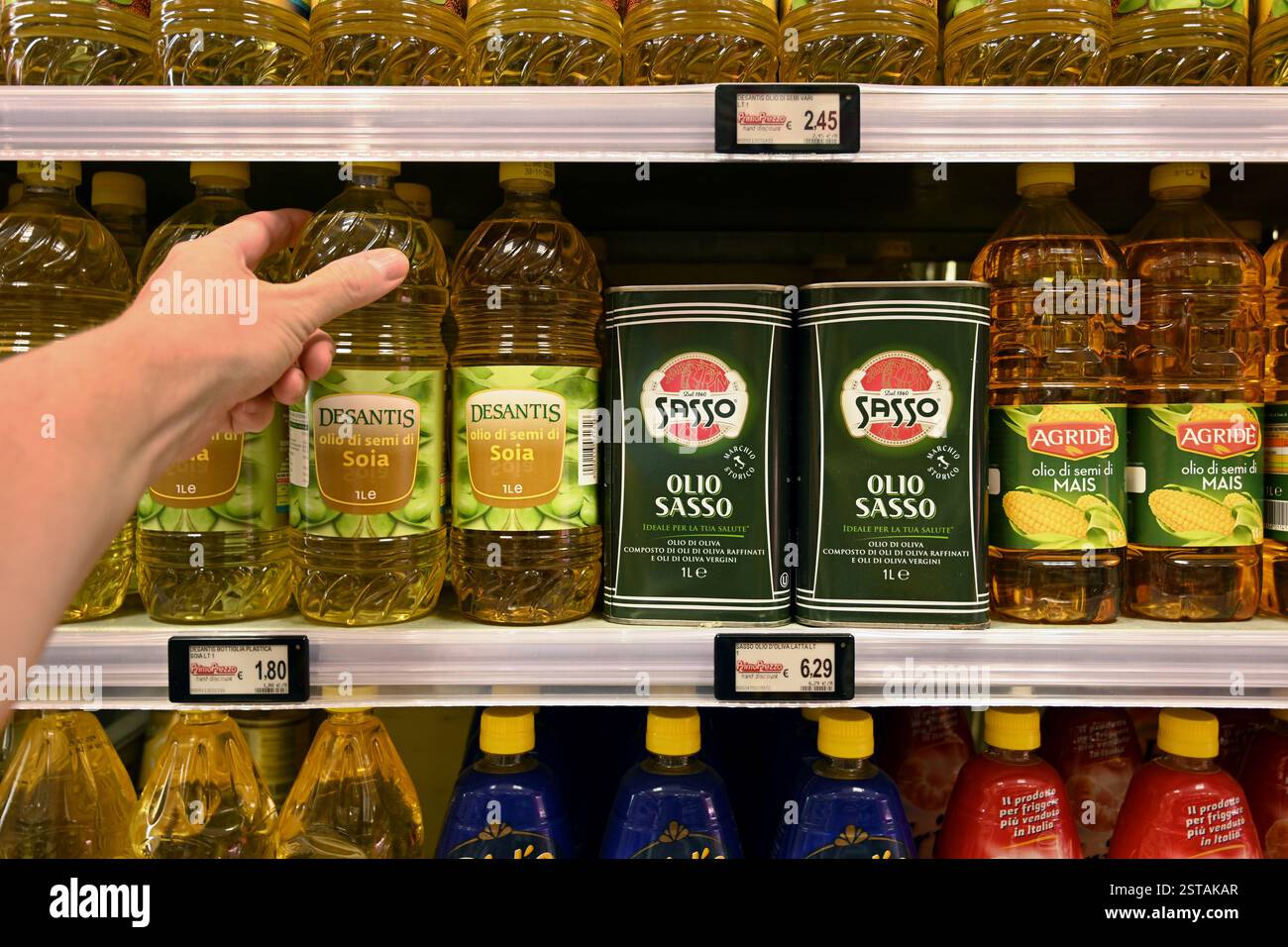 cooking oils in an Italian grocery store Stock Photo - Alamy