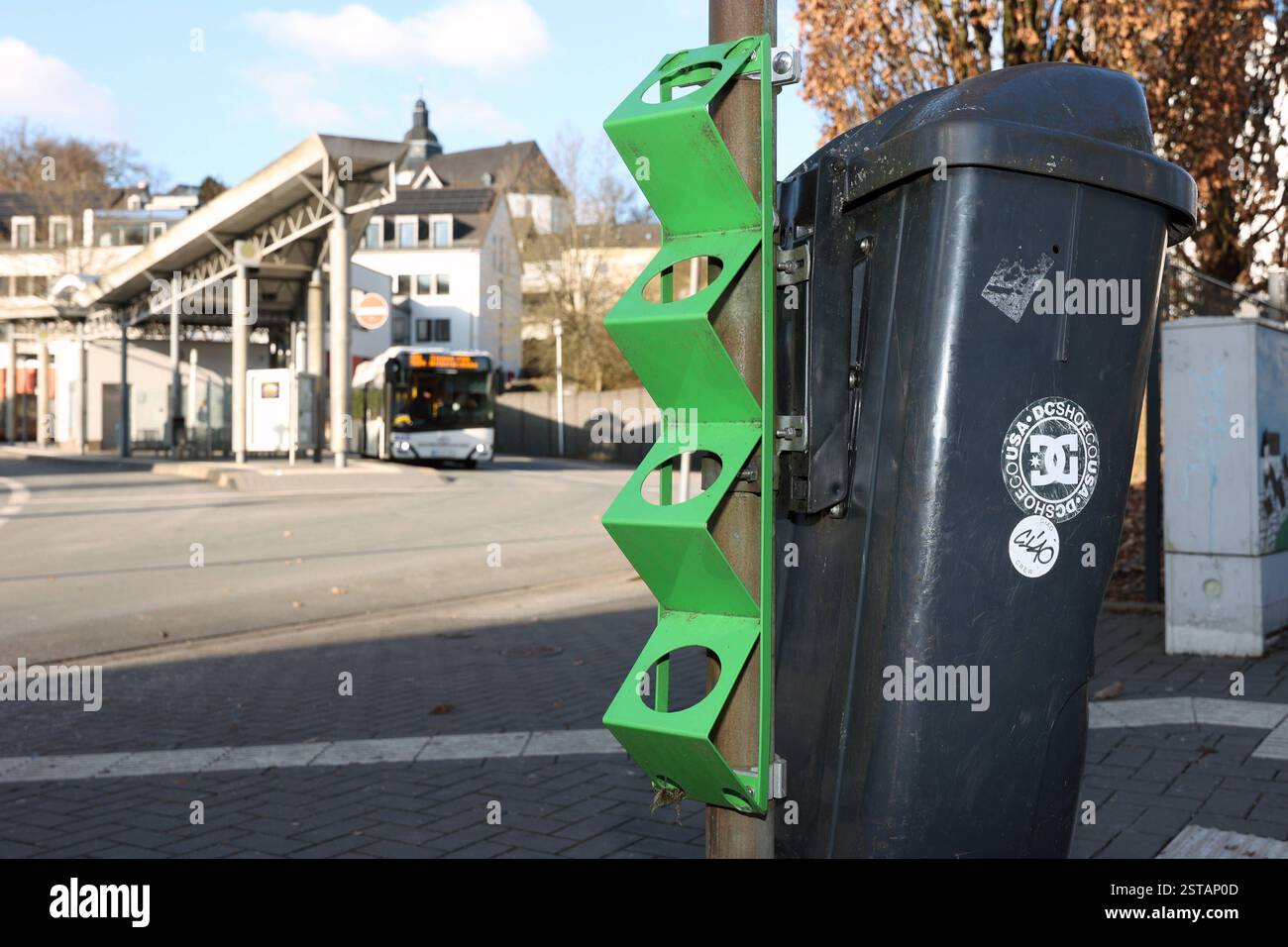 Ein Muelleimer Mülleimer in Freudenberg am Morer Morer Platz. Links ...