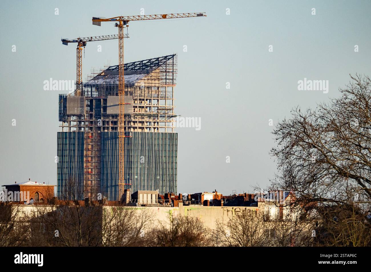 Die Estrel Tower gesehen aus dem Tempelhofer Feld in Berlin am 16 ...