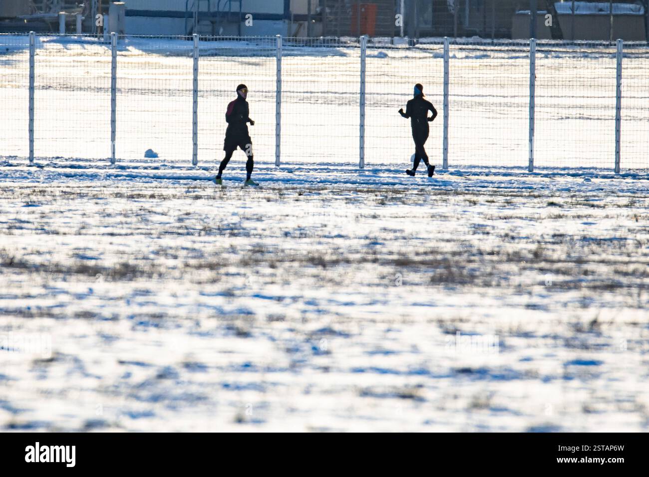 Menschen an einem sonnigen Wintertag im Tempelhofer Feld in Berlin am ...