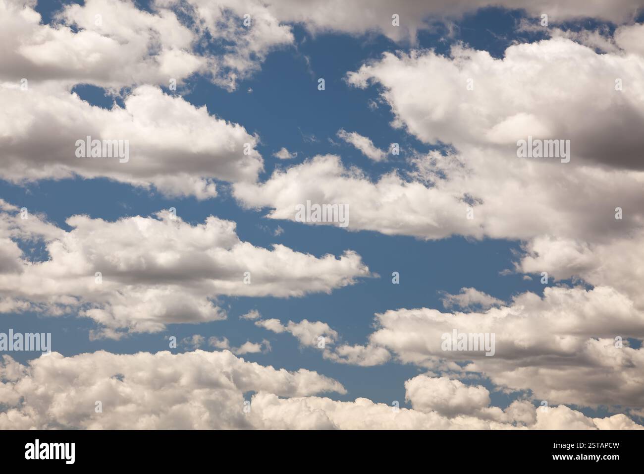 Beautiful bright deep blue sky hi-res stock photography and images - Alamy