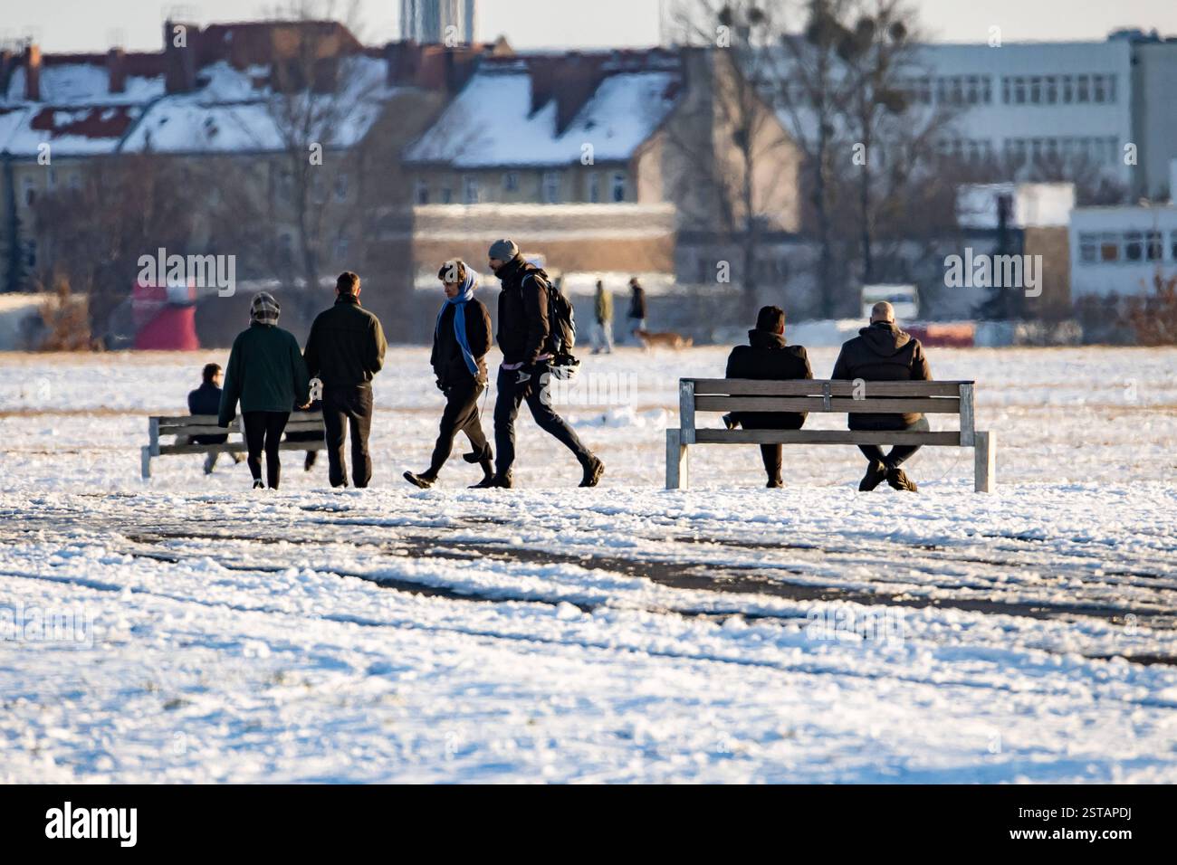 Menschen an einem sonnigen Wintertag im Tempelhofer Feld in Berlin am ...