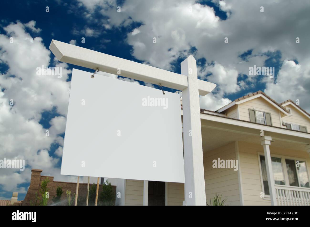 Blank Real Estate Sign & New Home Stock Photo - Alamy