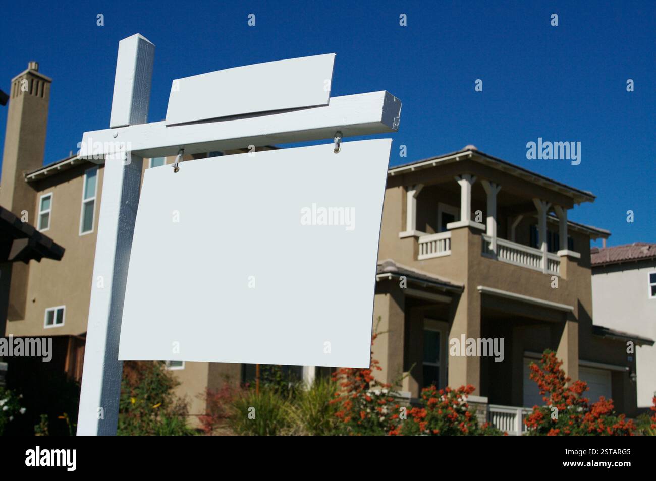 Blank Real Estate Sign & New Home Stock Photo - Alamy