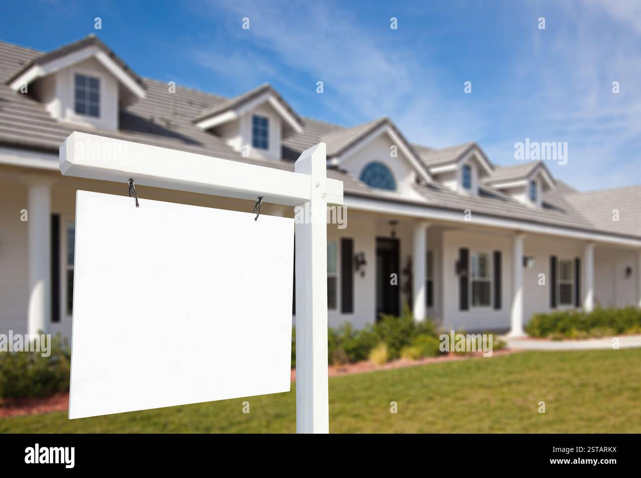 Blank Real Estate Sign & New Home Stock Photo - Alamy