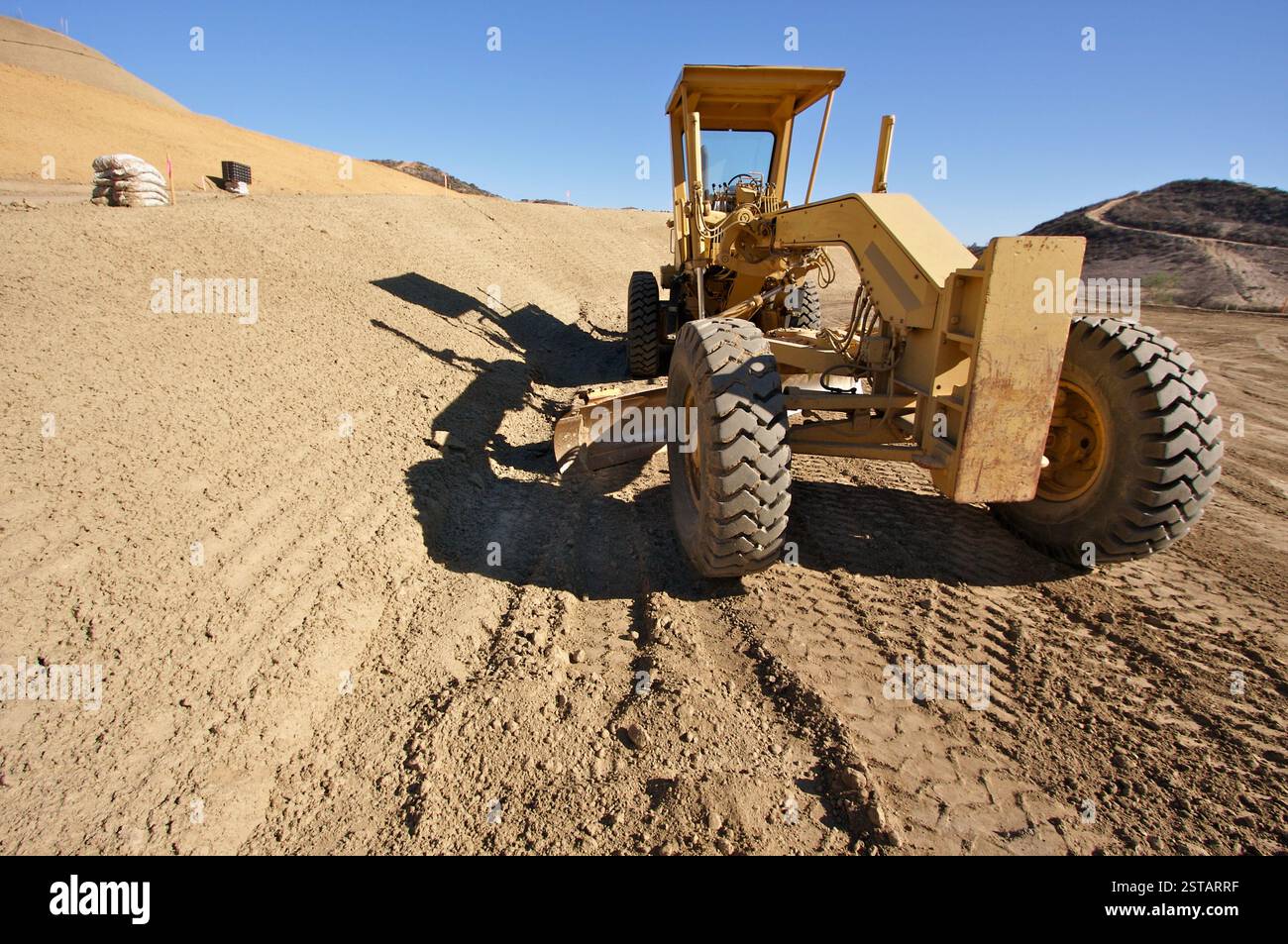 Dirt tractor hi-res stock photography and images - Alamy
