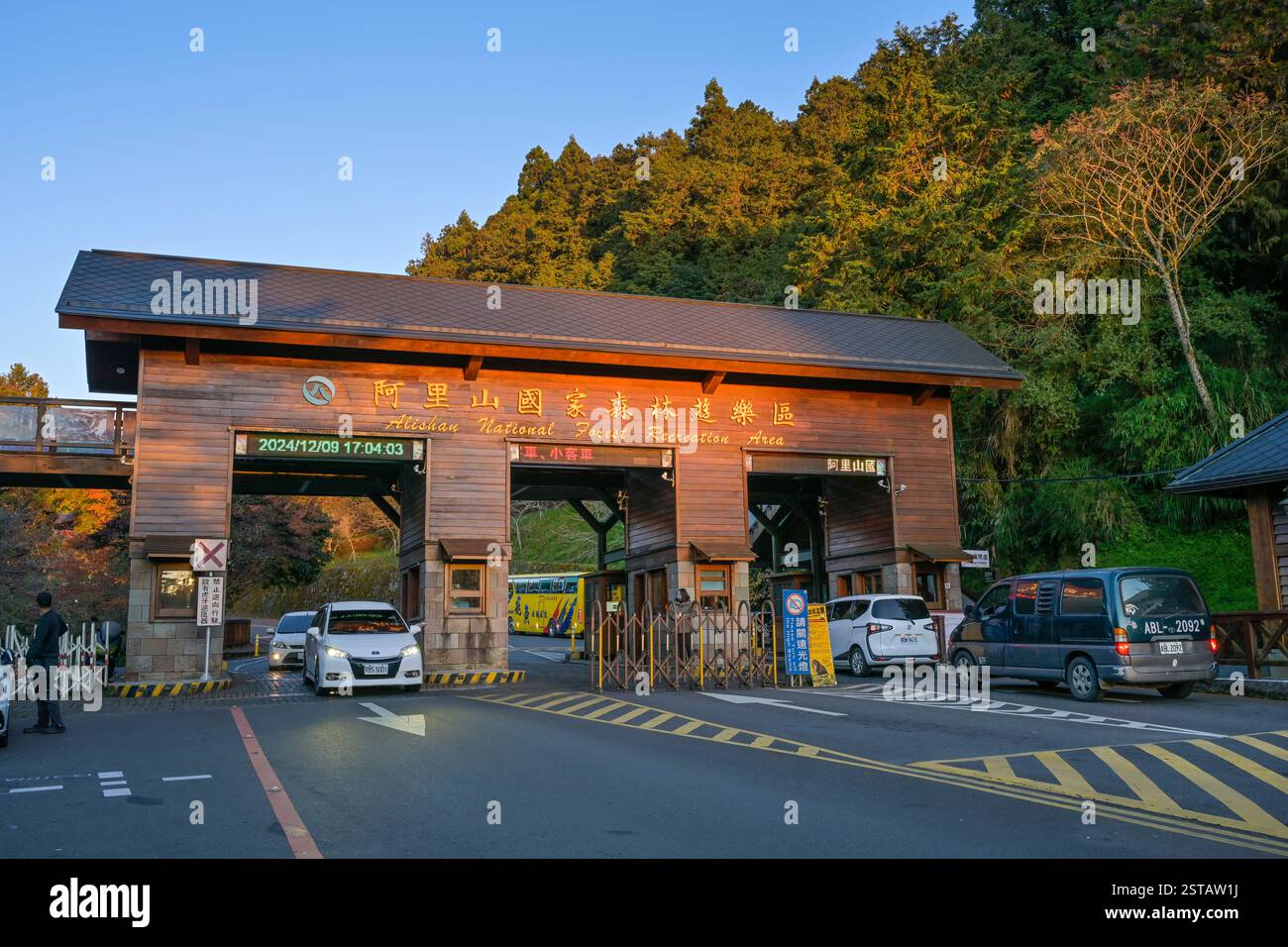 Eingangstor und Bezahlstation zur Alishan National Forest Recreation ...