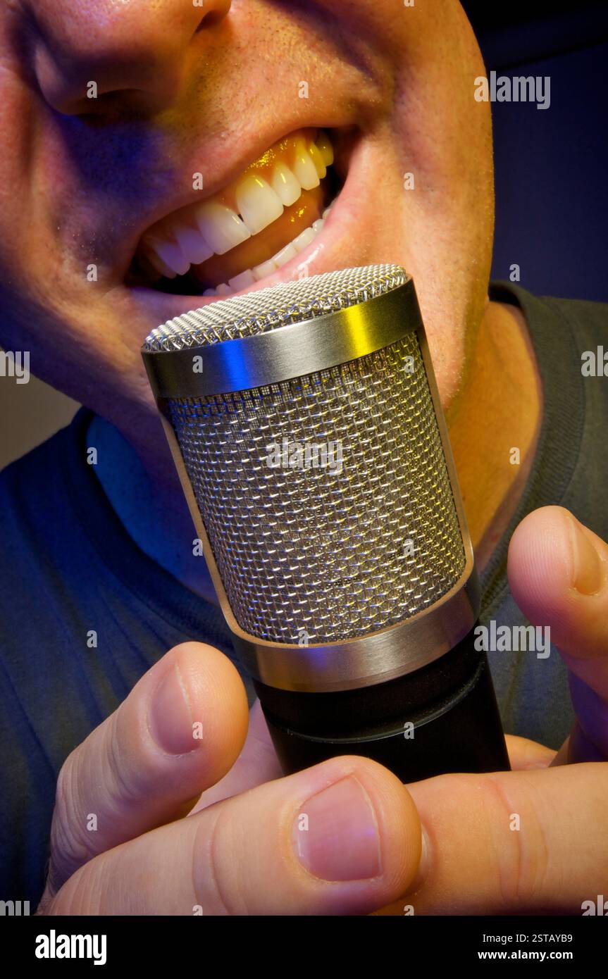 Sing vocalist hi-res stock photography and images - Alamy