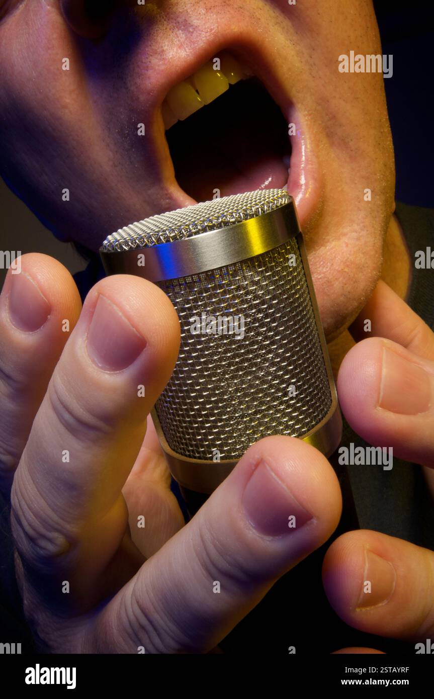 Sing vocalist hi-res stock photography and images - Alamy