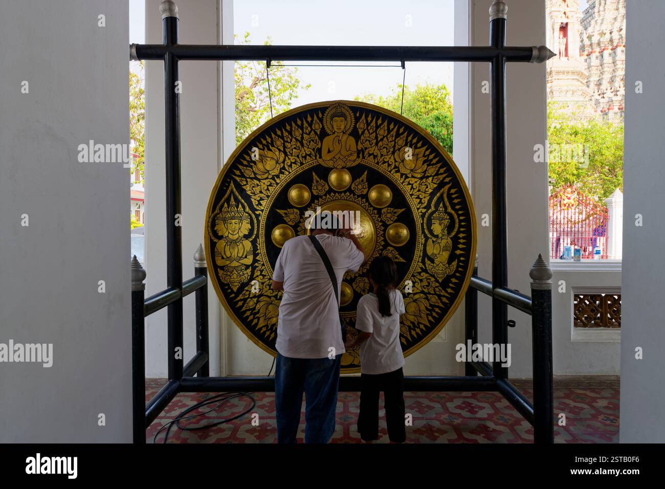 Prayers at Gold Black Gong Bangkok Stock Photo - Alamy