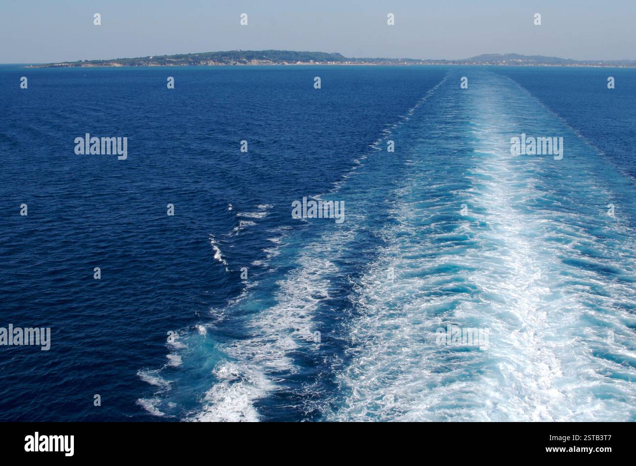 Water trail of cruise ship hi-res stock photography and images - Alamy
