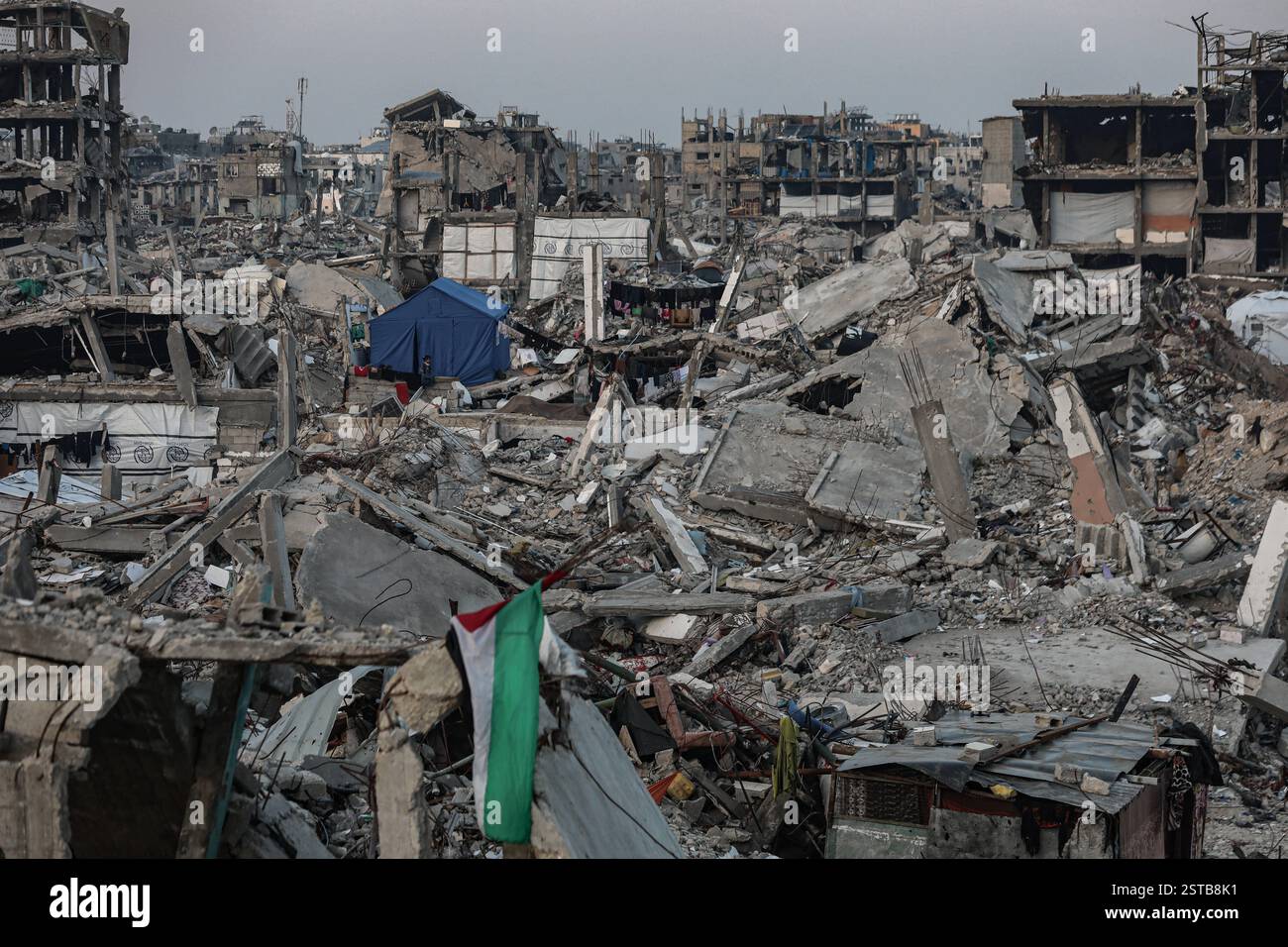 People continue their daily life under difficult conditions at Jabalia ...