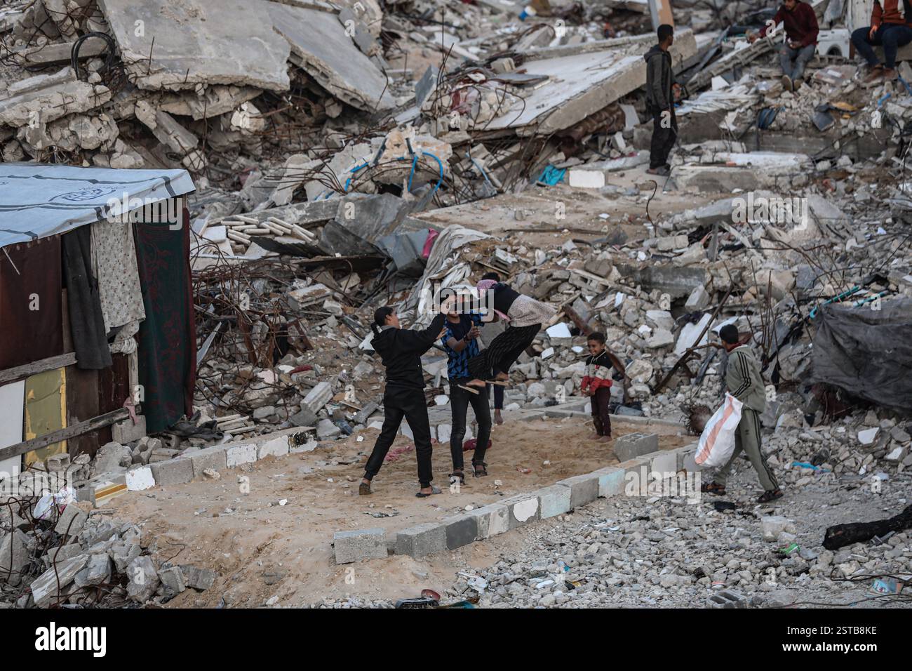 People continue their daily life under difficult conditions at Jabalia ...
