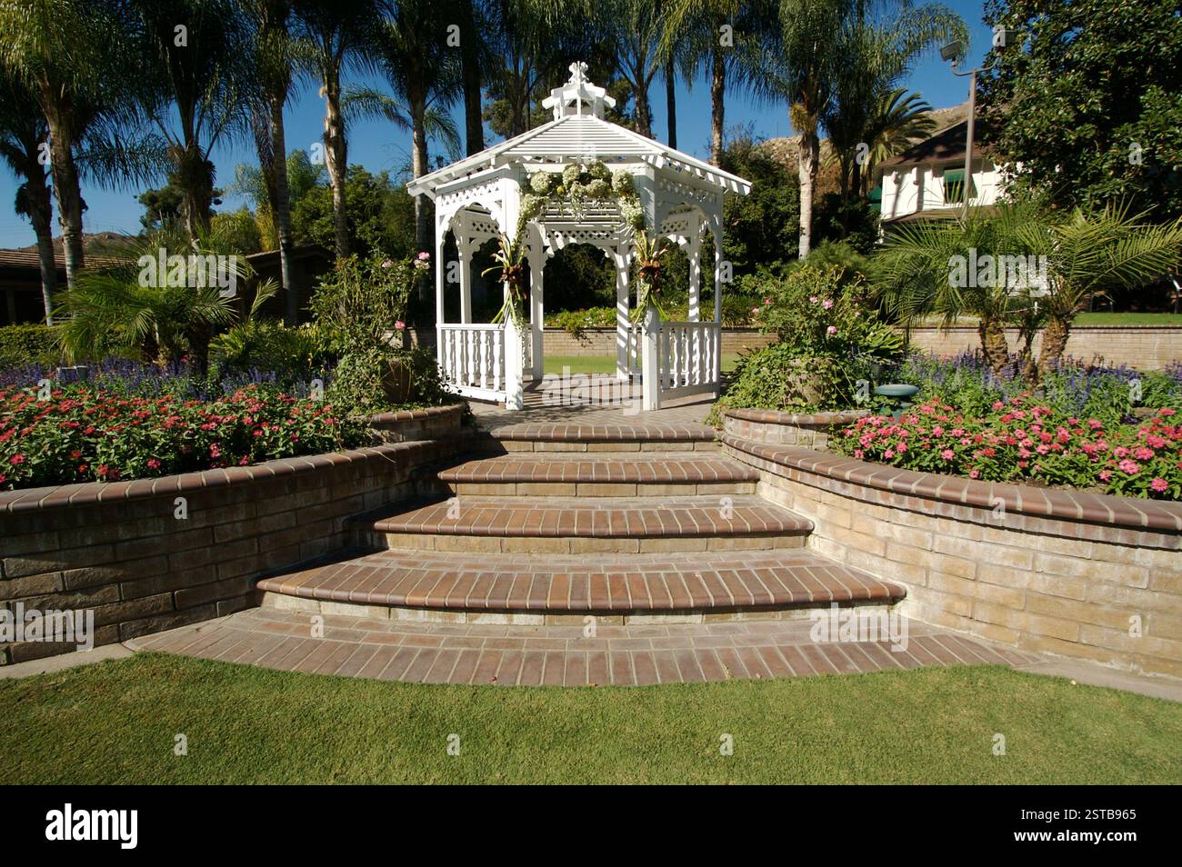 Walkway gazebo hi-res stock photography and images - Alamy