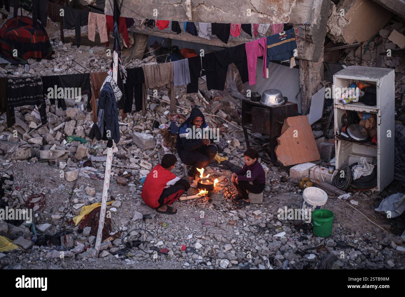 People continue their daily life under difficult conditions at Jabalia ...