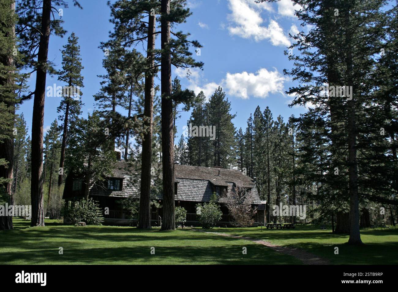 Beautiful cottage house vintage hi-res stock photography and images - Alamy