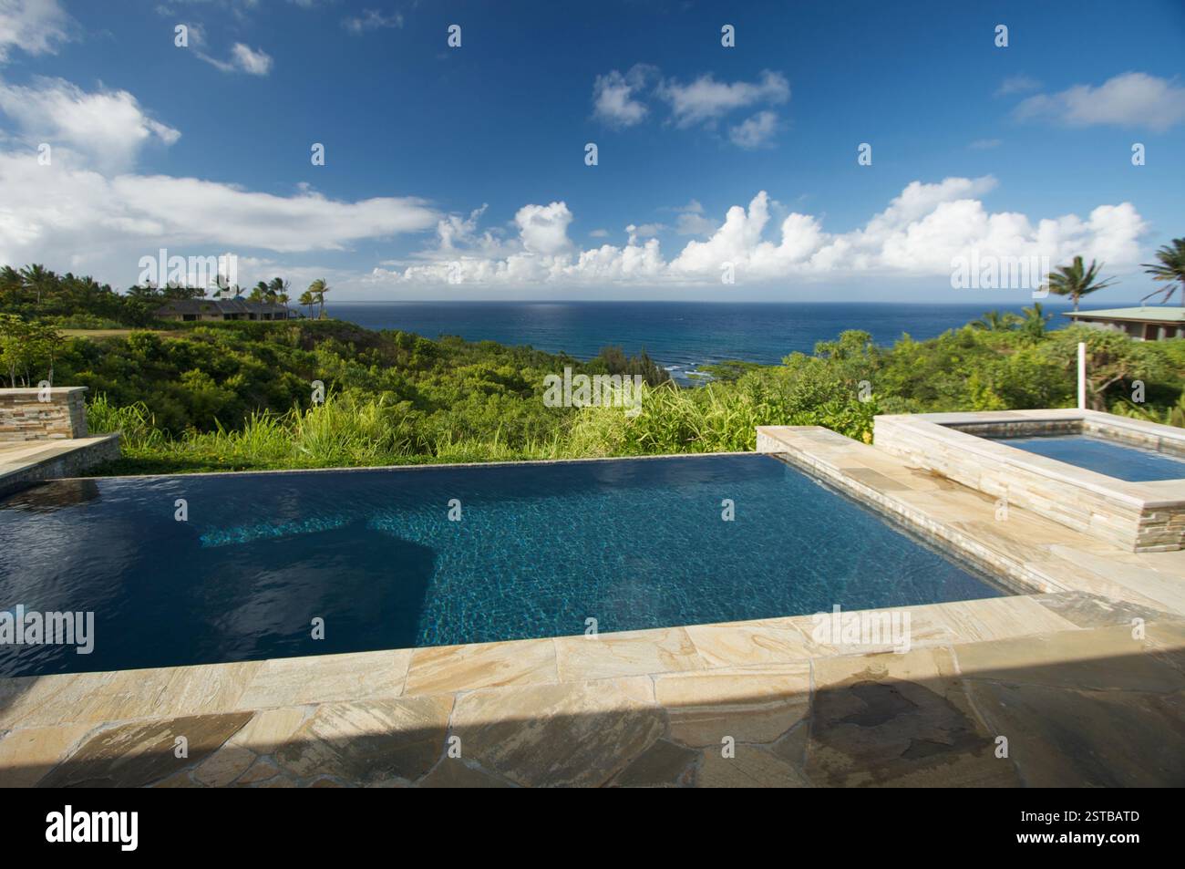 Pool and Hot Tub Overlooking the Ocean Stock Photo - Alamy