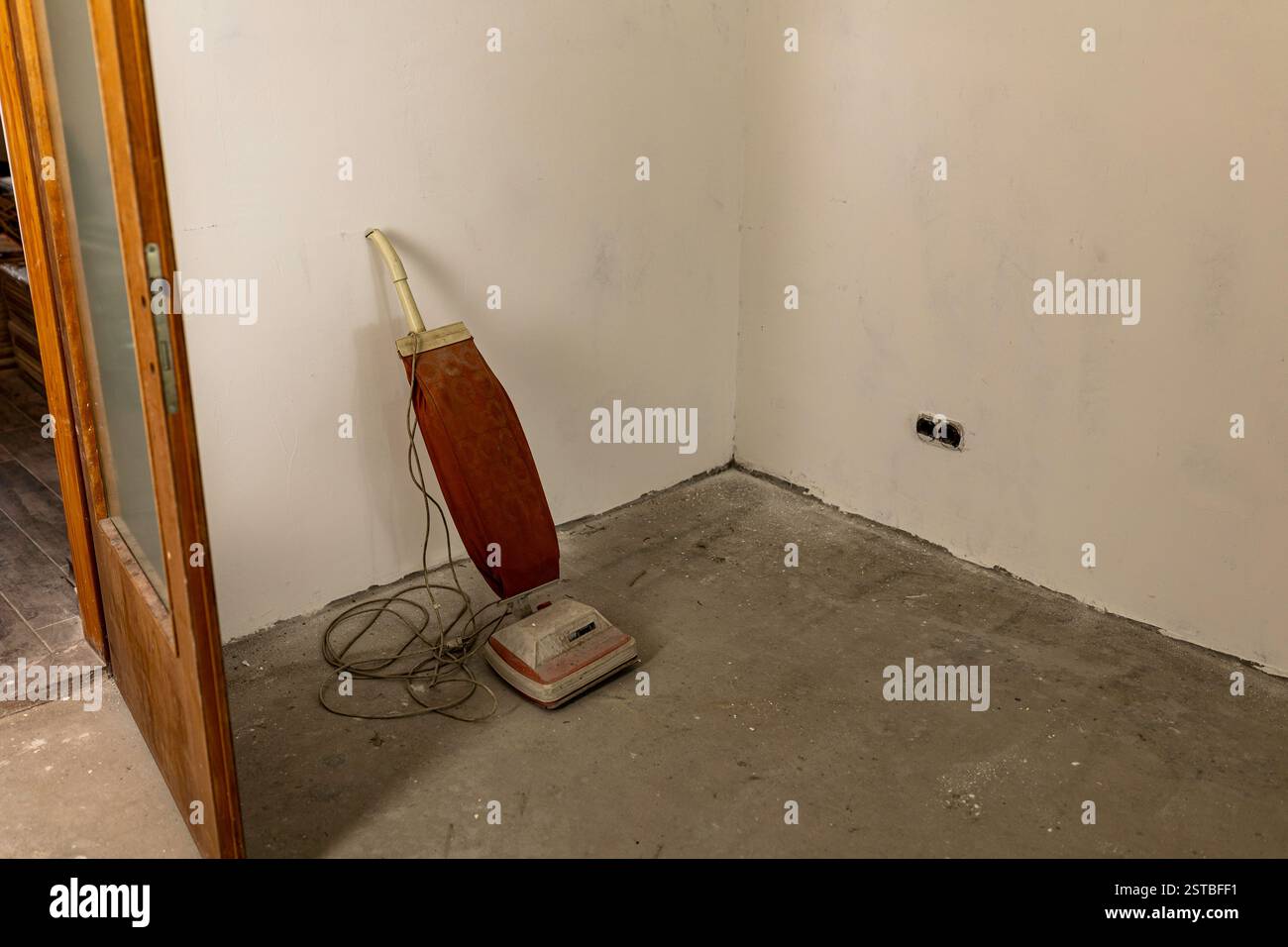 Old vacuum cleaner hi-res stock photography and images - Alamy