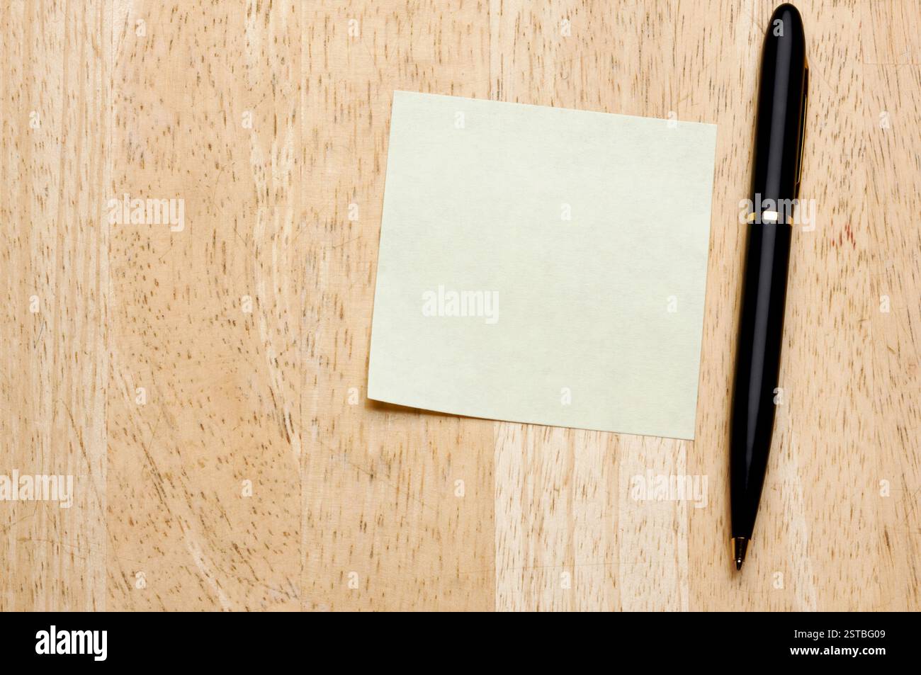Pen and Post It Notes Pad Against a Wood Background Stock Photo - Alamy