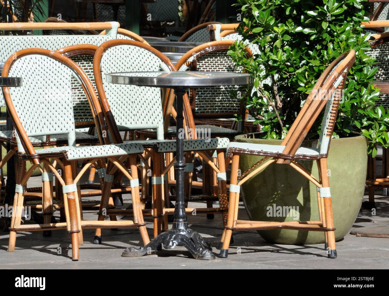 Parisian cafe terrace Stock Photo - Alamy