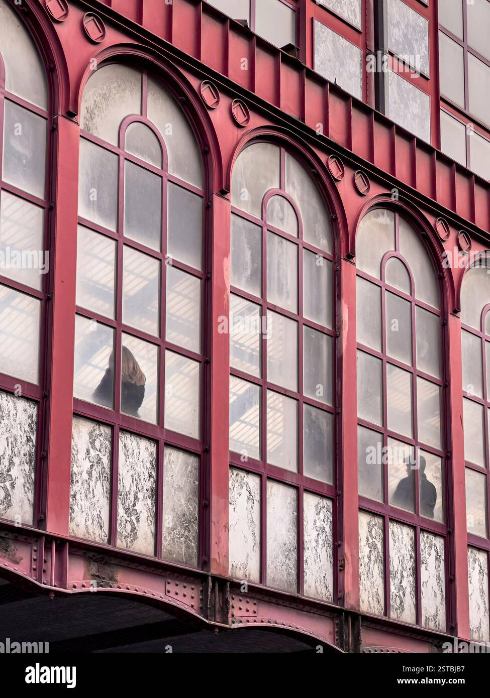 Waiting for a train in Antwerp's magnificent main railway station ...