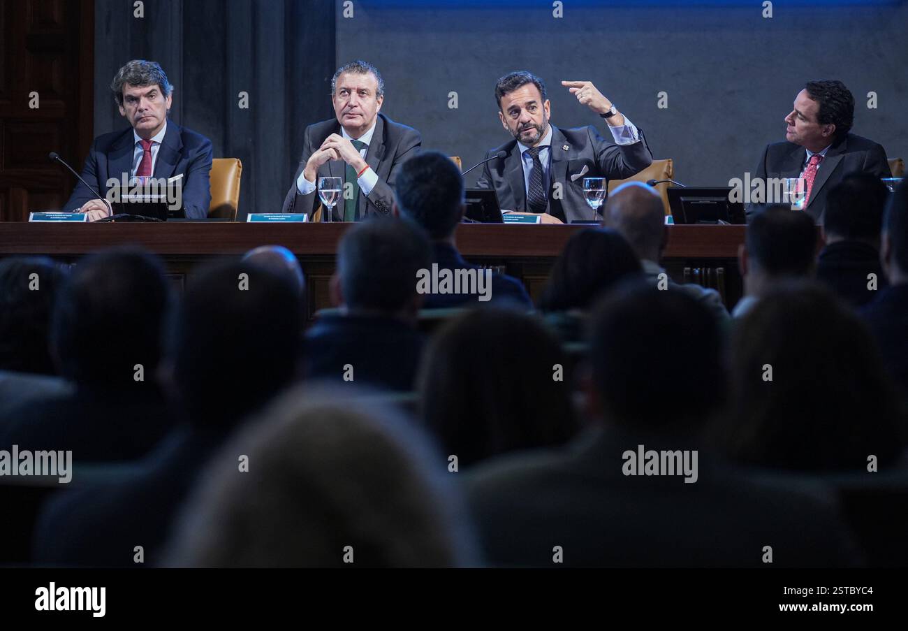 The president of the Provincial Council, Javier Fernández (2l ...