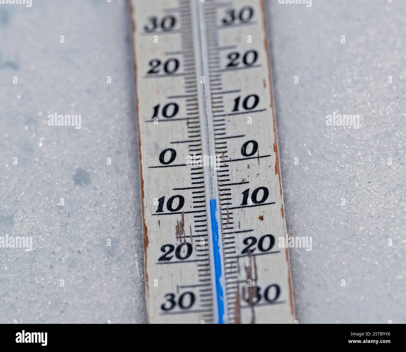 18.02.2025, Kältewelle in Deutschland, das Thermometer im Schnee zeigt minus 8 Grad Celsius an ...