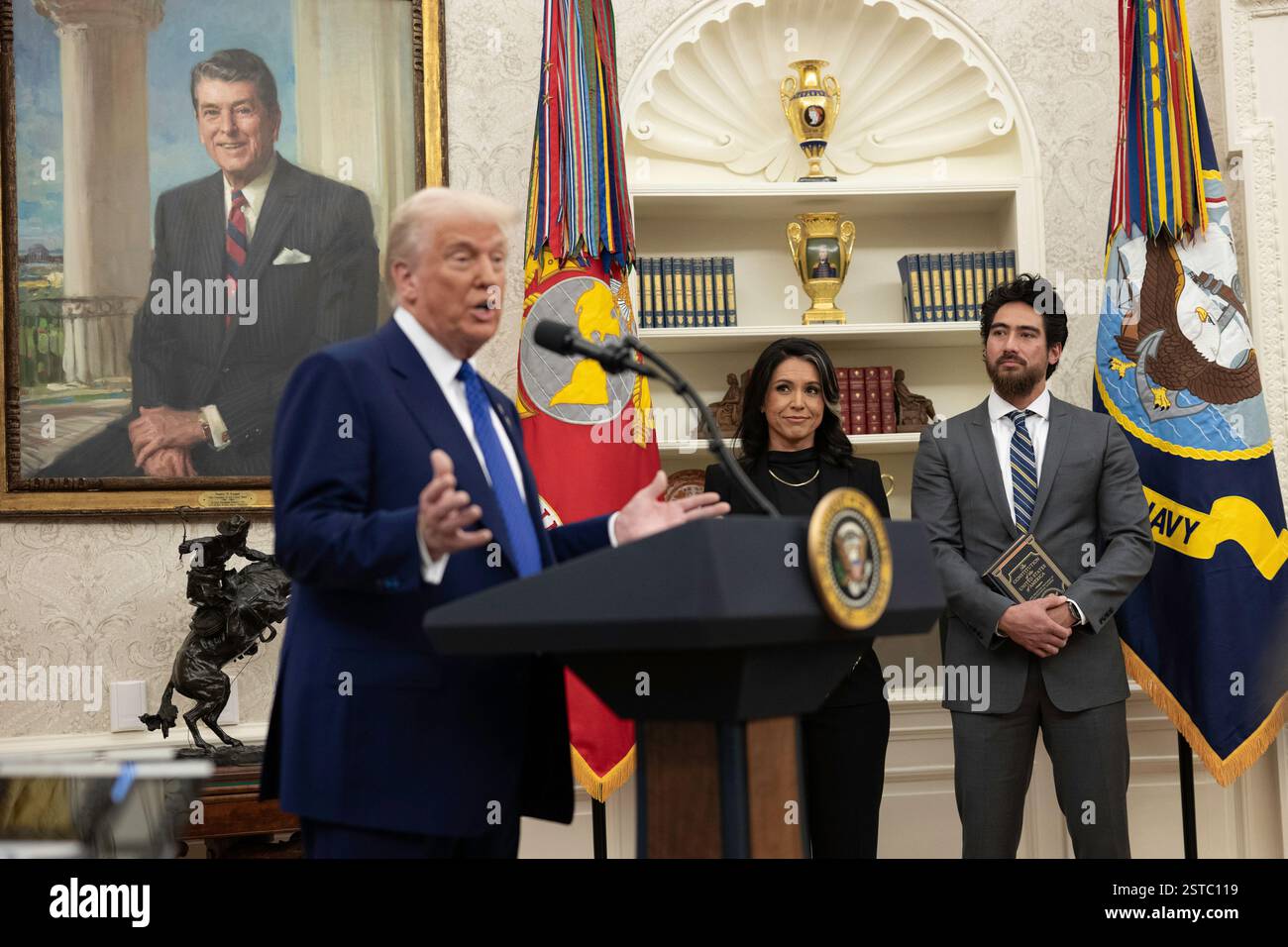 Tulsi gabbard hi-res stock photography and images - Alamy