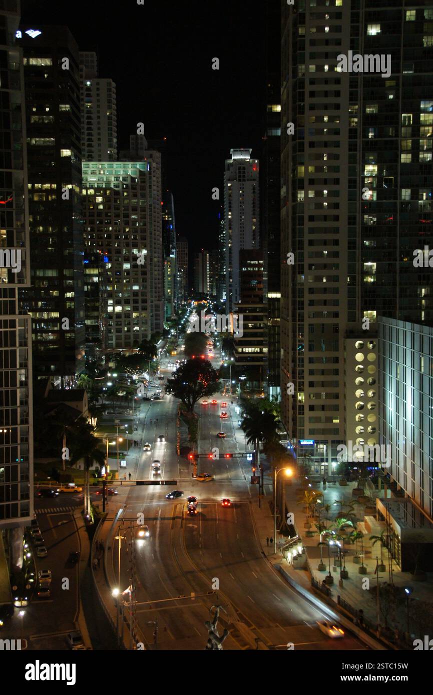Nighttime city street scene hi-res stock photography and images - Alamy