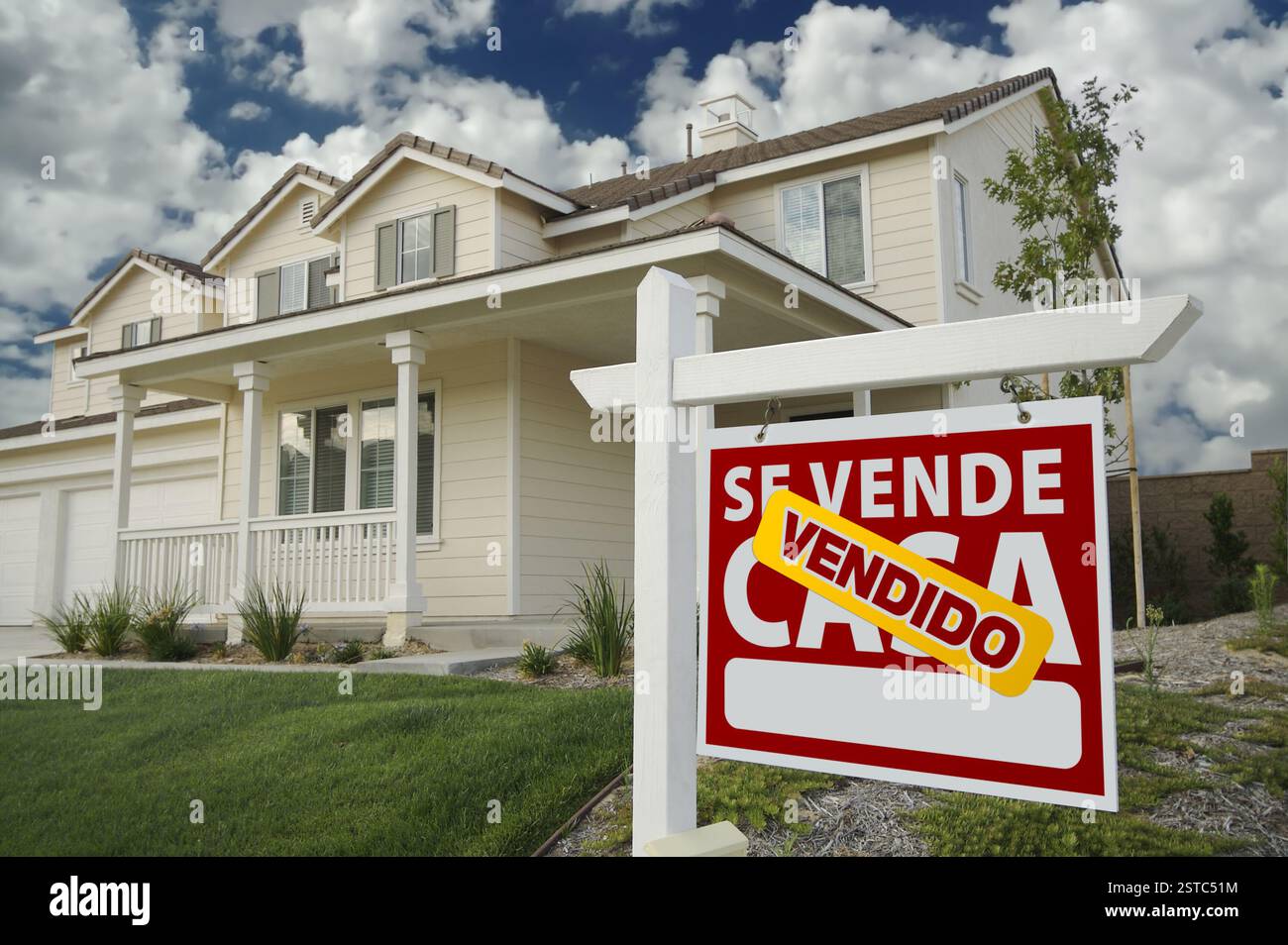 Vendido Se Vende Casa Spanish Real Estate Sign and Stock Photo - Alamy