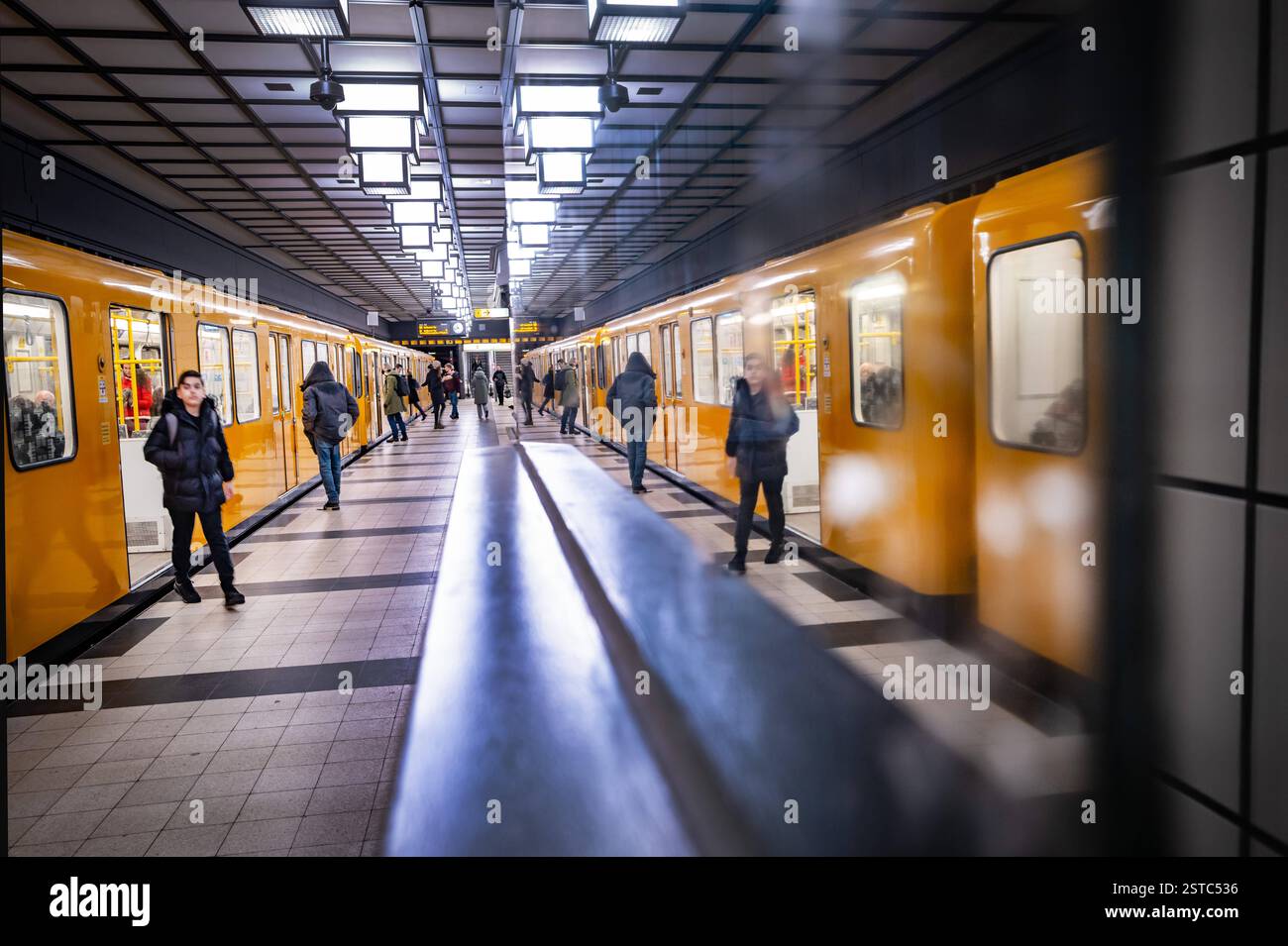 Berlin Reinickendorf, ÖPNV: BVG, U-Bahn Linie U8: Bahnhof Paracelsusbad ...
