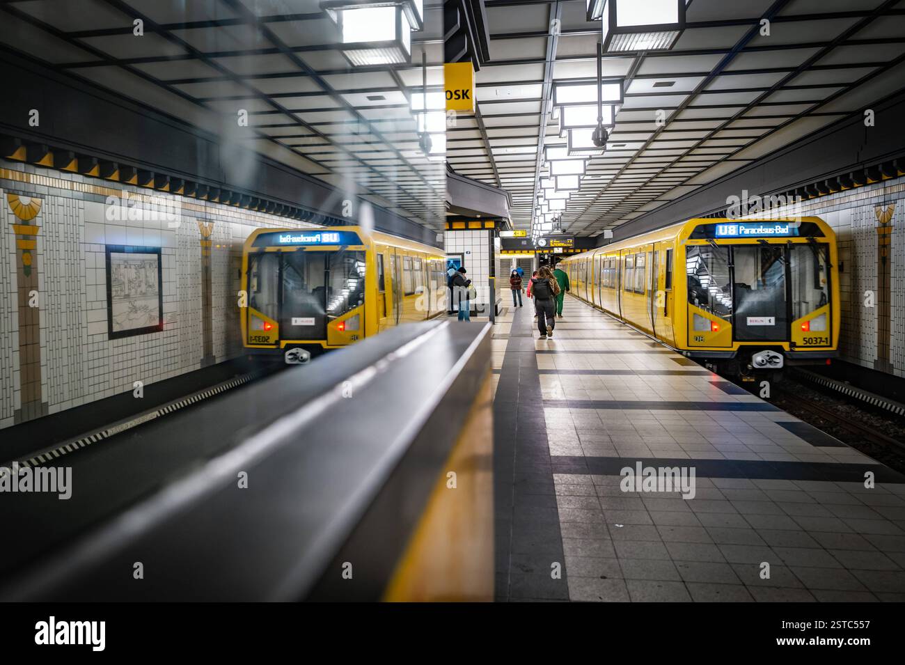 Berlin Reinickendorf, ÖPNV: BVG, U-Bahn Linie U8: Bahnhof Paracelsusbad ...