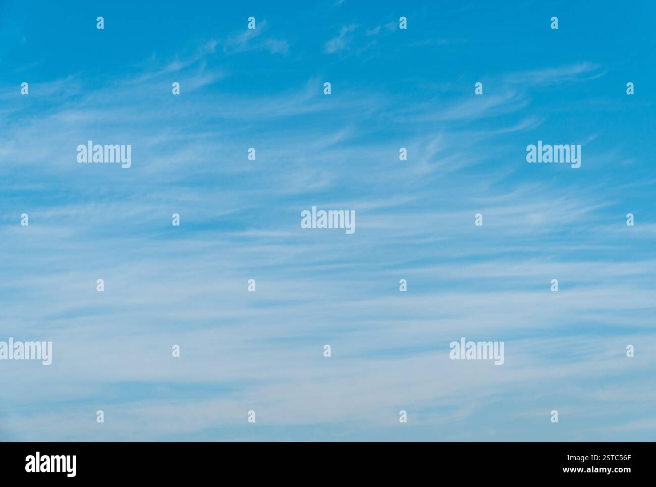 Blue sky with patchy cloud hi-res stock photography and images - Alamy