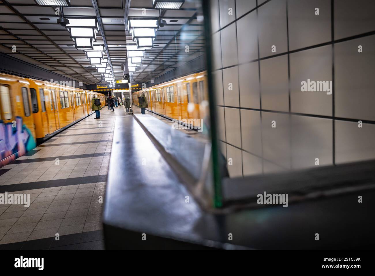 Berlin Reinickendorf, ÖPNV: BVG, U-Bahn Linie U8: Bahnhof Paracelsusbad ...