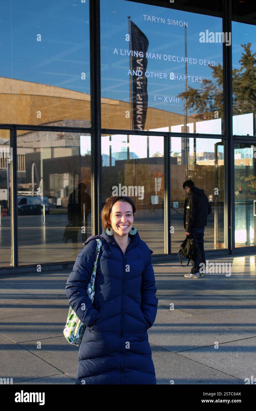 Katherine Newbegin, Fotografin, vor der Neuen Nationalgalerie Berlin ...