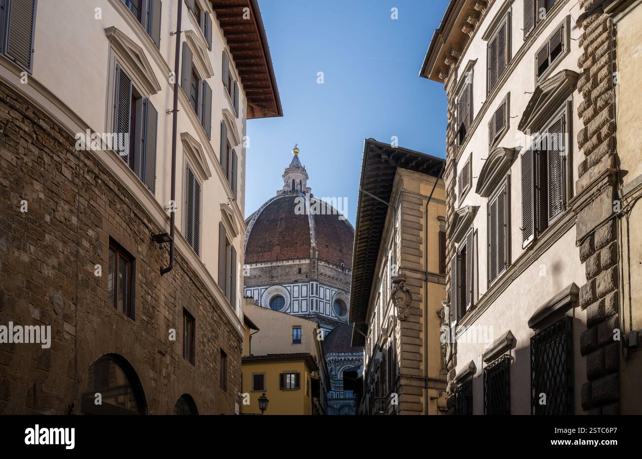City life scene in Florence, Italy. Fugue perspective of streets and ...