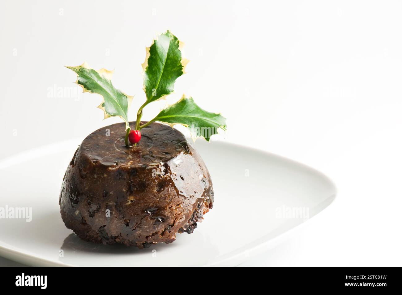 Traditional english Christmas pudding with holly l Stock Photo - Alamy