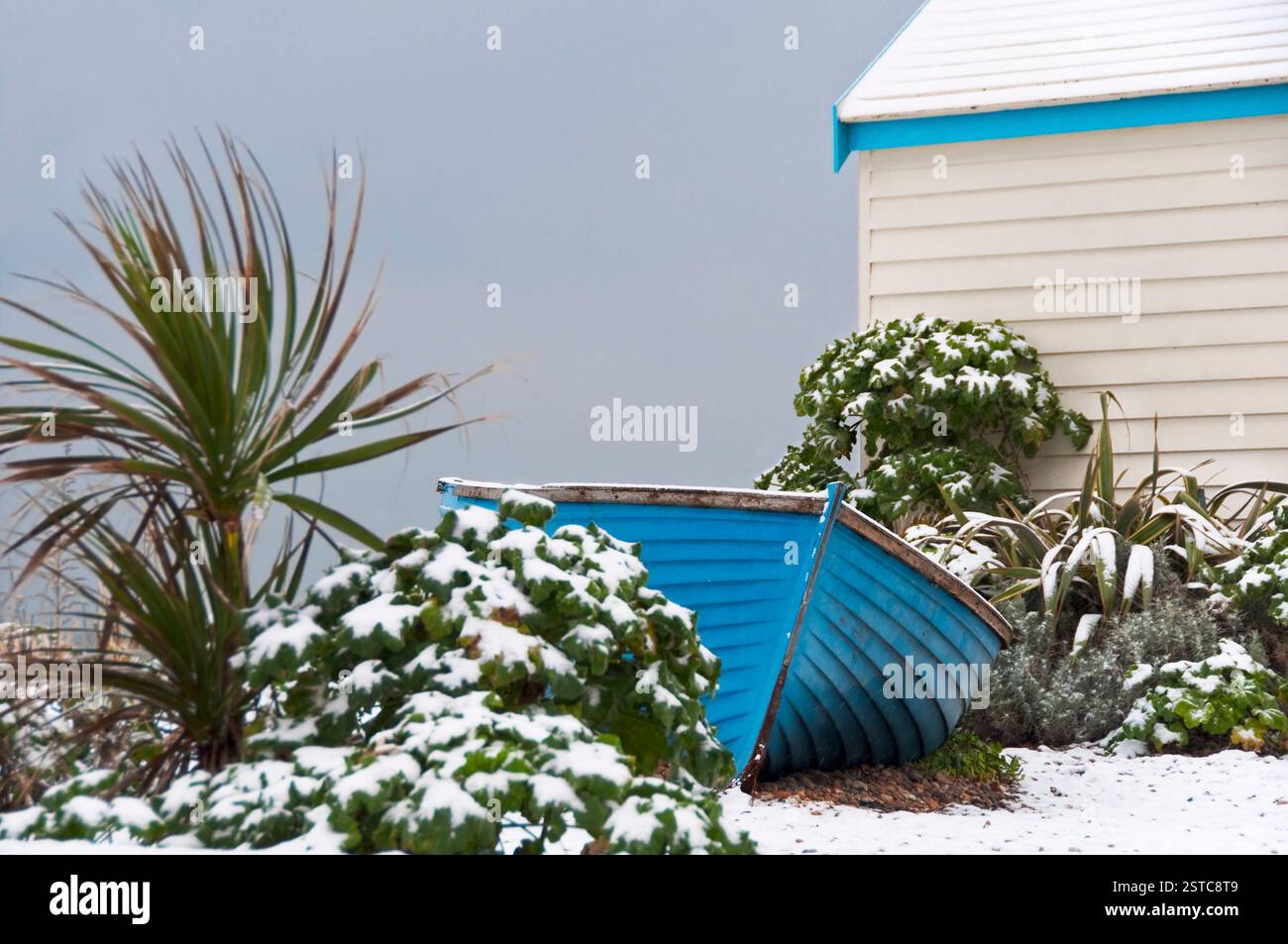 Small boat stranded on hi-res stock photography and images - Alamy