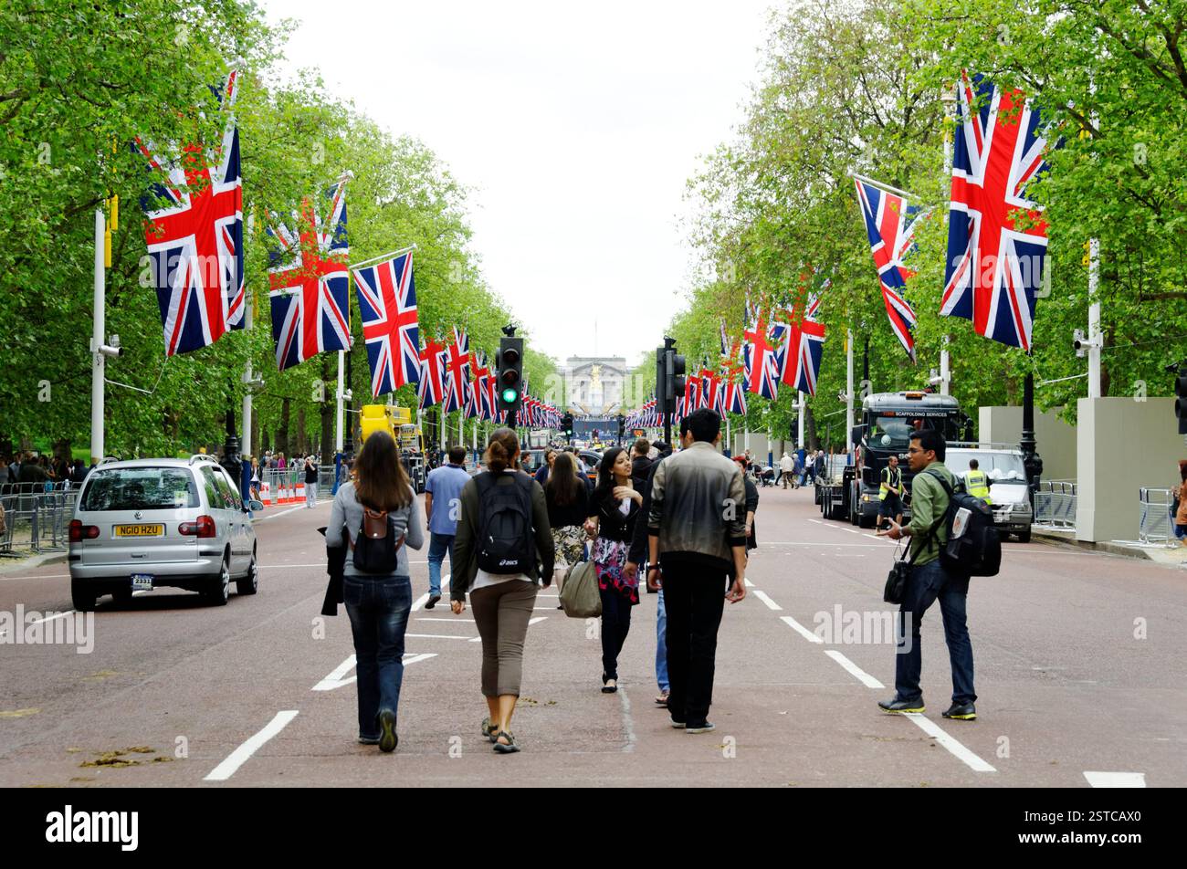 LONDON, UK, Friday 1 June 1, 2012. Preparation and decoration of the ...