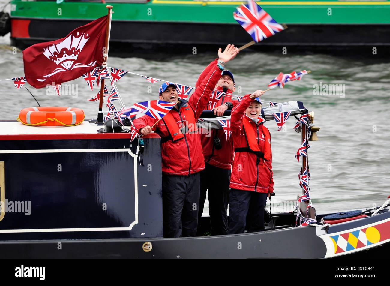 Queen diamond jubilee river pageant hi-res stock photography and images ...