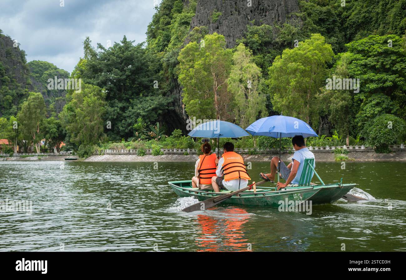 Sailing boat floating green island hi-res stock photography and images ...