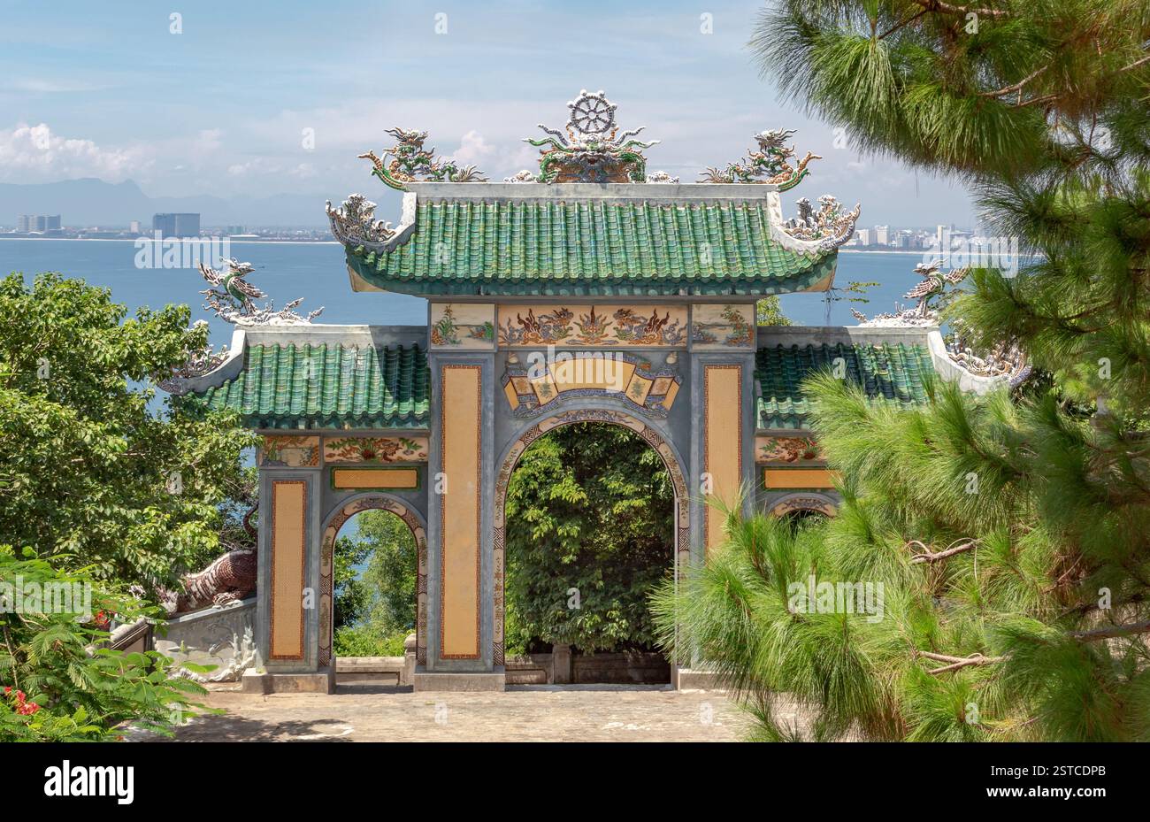 Beautiful asian vietnamese temple hi-res stock photography and images ...