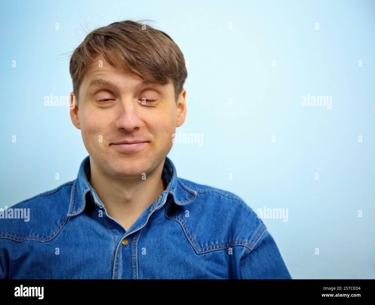 Photo dreaming smile man hi-res stock photography and images - Alamy