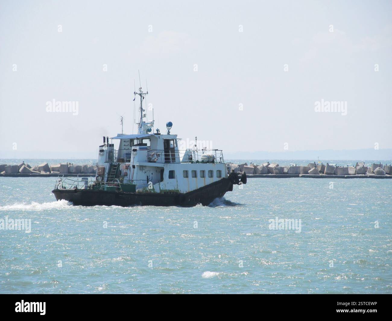Red tug boat in harbour hi-res stock photography and images - Alamy