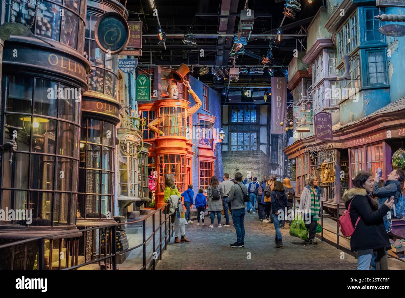 Diagon alley potter scene hi-res stock photography and images - Alamy
